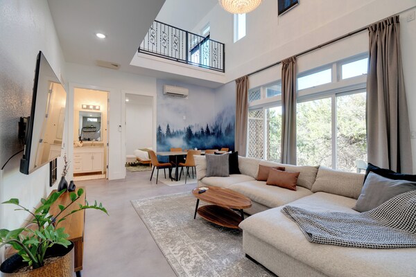 Near Lake Travis & Marina: Modern Austin Getaway! - Austin, TX