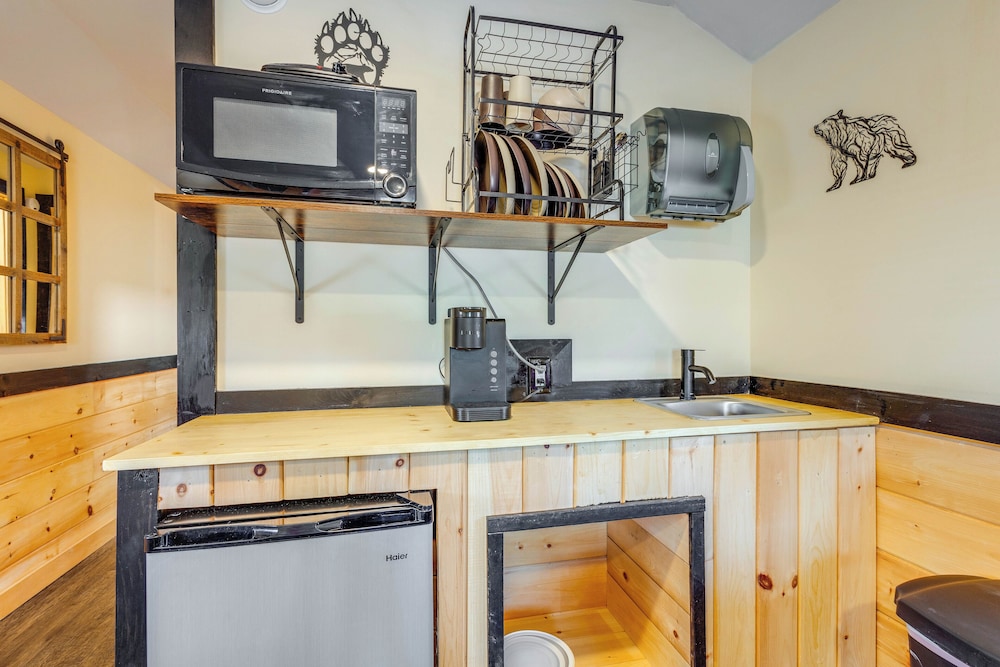 7 Mi To Dollywood: Cozy Cabin W/ Patio & Grill! - Gatlinburg, TN