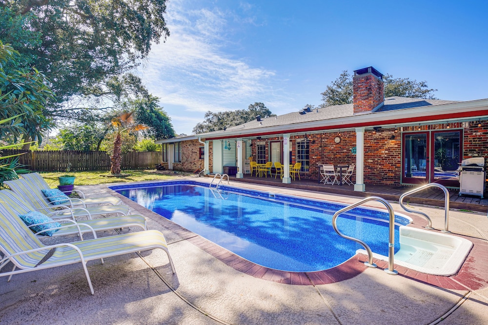 2 Mi To Gulfport Beaches: Poolside Paradise! - Biloxi, MS