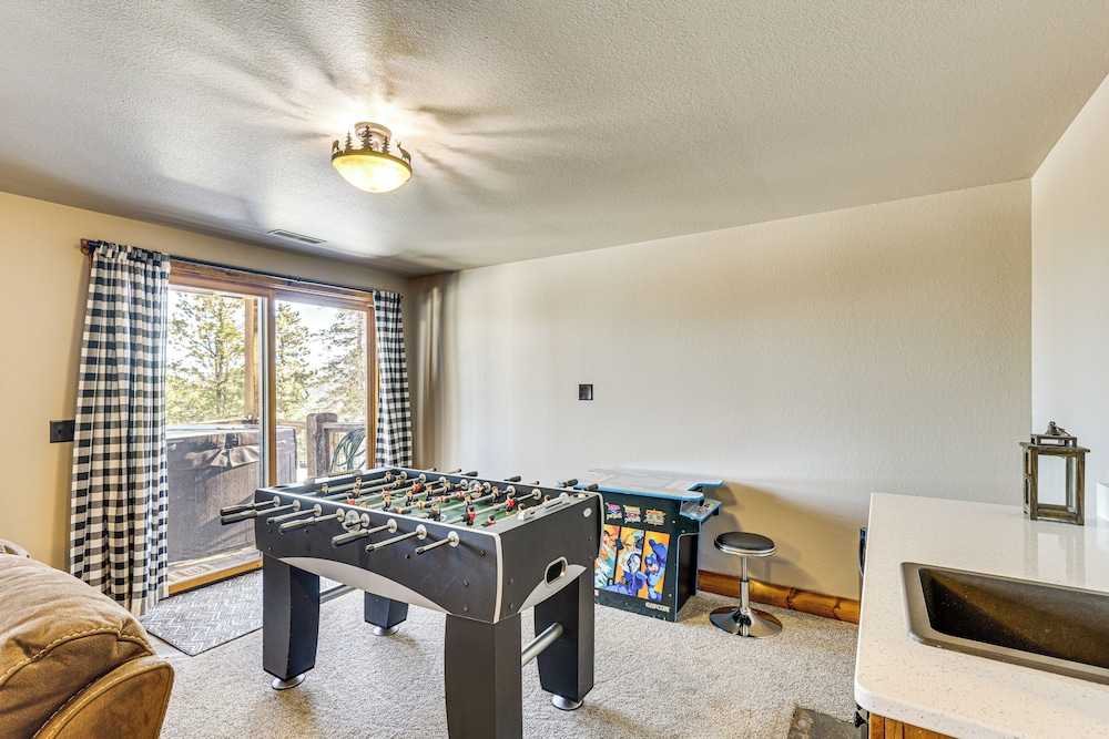 5 Mi To Terry Peak: Spacious Lead Cabin W/ Hot Tub - Deadwood, SD