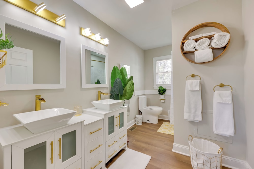 < 2 Mi To Ecu: Cozy Greenville Getaway W/ Porch! - Greenville, NC