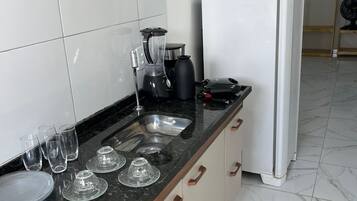 Apartamento, sacada | Cozinha privada | Geladeira, micro-ondas