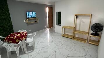 Apartamento, sacada | Sala de estar | Smart TV 32 polegadas com canais a cabo