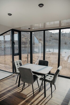 Quarto casal panorâmico | Cozinha privada | Frigobar, cooktop, chapa, talheres/pratos/utensílios de cozinha