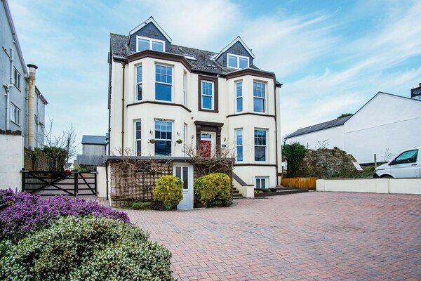The Lanterns - 9 Bedroom - Sleeps 17 - Saundersfoot Village Centre - Saundersfoot