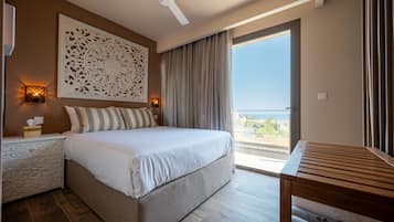 Quarto casal superior, vista para o mar | Frigobar, cofres nos quartos, quartos à prova de som, Wi-Fi de cortesia