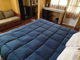 Quarto conforto, vista para o jardim | Escrivaninha, espaço de trabalho para notebook, Wi-Fi de cortesia