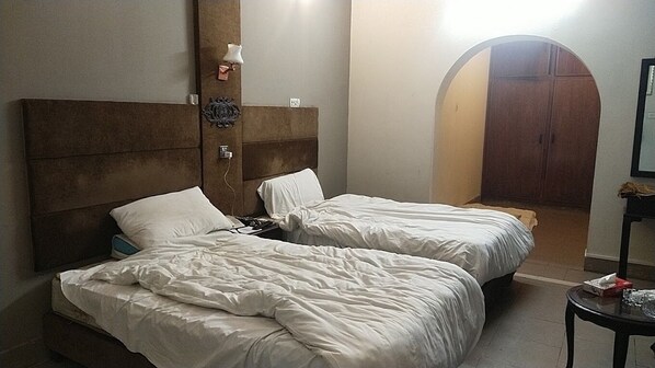 Quarto Duplo Deluxe, Vista para a cidade | Quartos insonorizados, ferro/tábua de engomar, Wi-fi grátis