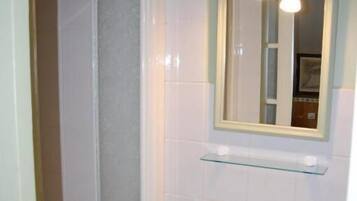 Quarto Twin Standard, vista para o jardim | Casa de banho