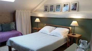 Quarto Clássico com Cama de Casal | Quartos insonorizados, Wi-fi grátis