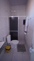 Um polibã, toalhas fornecidas, sabão, papel higiénico 