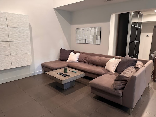 Tranquil Retreat W\/ Modern Flair - Tallahassee, FL