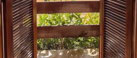 Quarto Clássico, lanai (alpendre havaiano), vista parcial para o mar | Cofre com capacidade para portátil