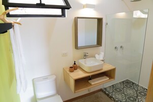 Quarto Duplo Comfort, pátio, vista para a colina | Casa de banho | Um polibã, toalhas fornecidas, sabão, champô 