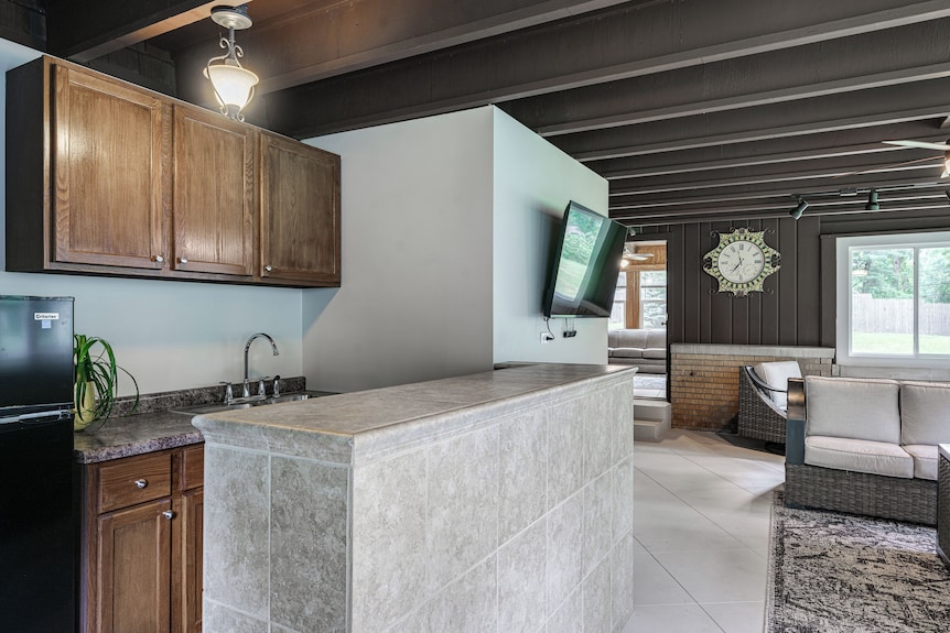 Steps From Notre Dame! Huge House! Arcade Game Room, Volleyball Court & More! - South Bend