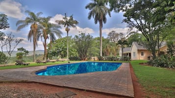 Piscina exterior, espreguiçadeiras