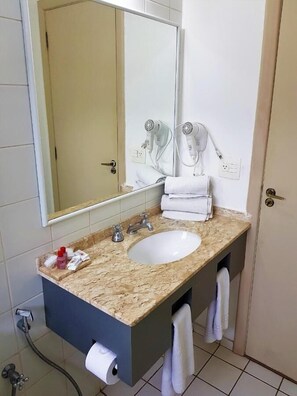 Quarto Triplo Standard, varanda | Casa de banho | Um polibã, um secador de cabelo, toalhas fornecidas, sabão 