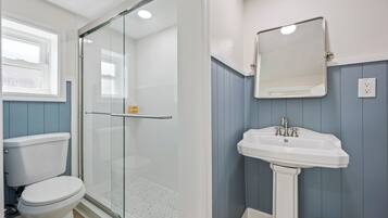 Apartamento Elite | Casa de banho | Um polibã, artigos de higiene pessoal grátis, um secador de cabelo