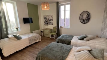 Quarto família, vista para o jardim | Wi-Fi de cortesia, roupa de cama