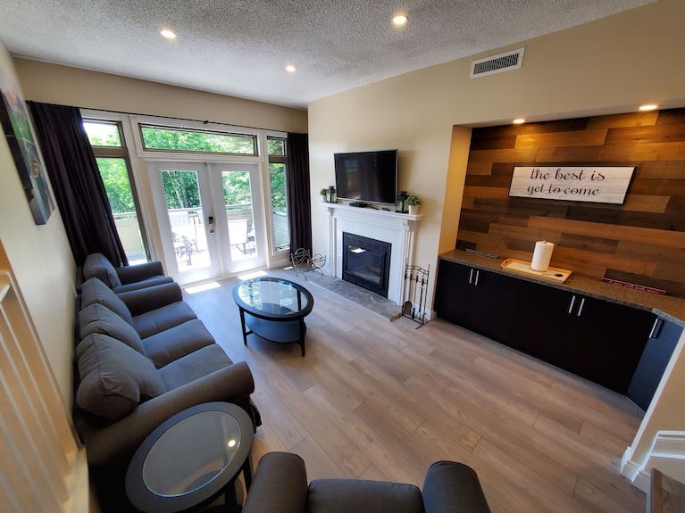 Charming Muskoka Getaway On Fairy Lake, Huntsville - Muskoka District Municipality