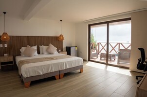 Suite, vista para o mar | Cofre no quarto, cortinas/cortinados opacos, ferro/tábua de engomar 