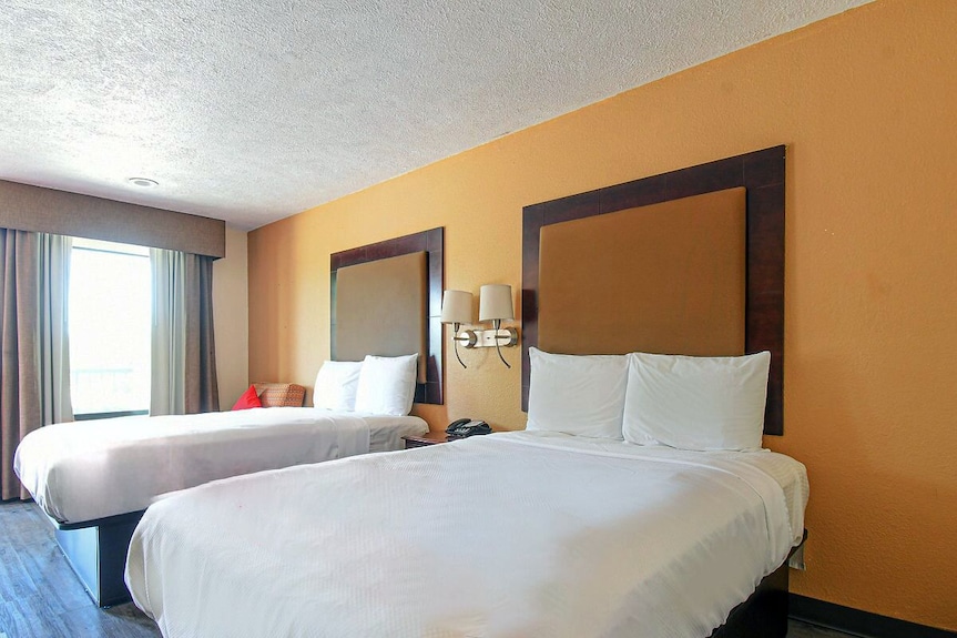 Scottish Inns & Suites Shenandoah Woodlands Mall, Two Queen Room, Free Parking - The Woodlands, TX