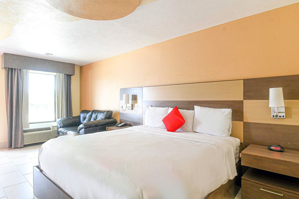 Scottish Inns & Suites Shenandoah Woodlands Mall, King Suite, Free Parking - The Woodlands, TX