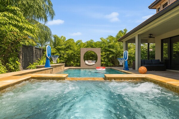 Luxury Glow Villa - Private 4k Cinema, Heated Pool & Spa - Sleeps 12 - Everglades, FL