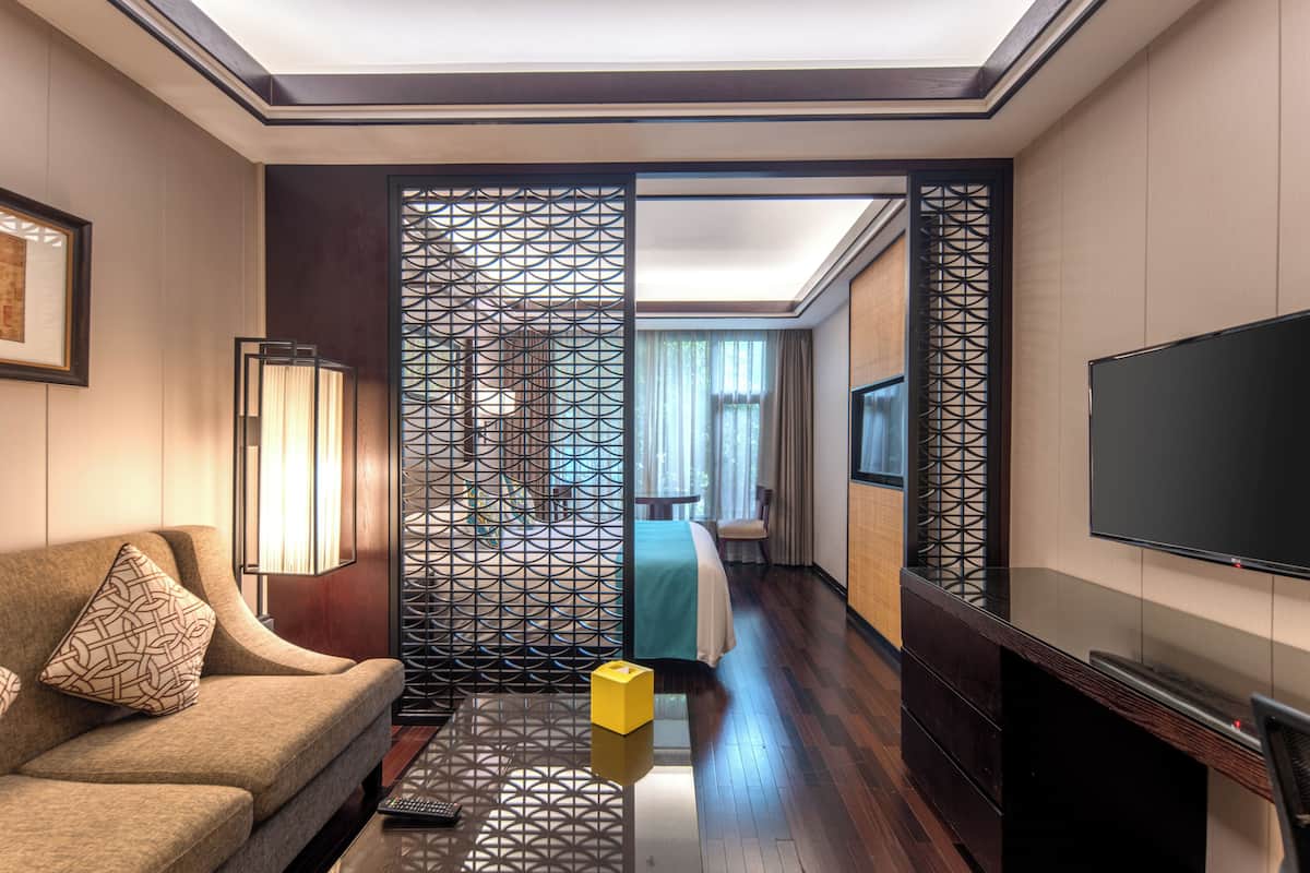 Quarto casal superior | Frigobar (abastecido com itens grátis), cofres nos quartos, escrivaninha