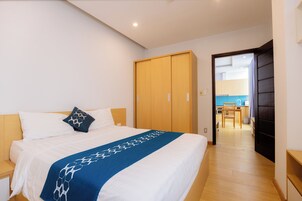 Apartamento standard, sacada, vista para a cidade | Área de estar | TV