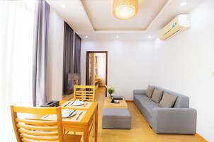 Apartamento standard, sacada, vista para a cidade | Área de estar | TV