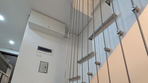 Uma escadaria moderna com guarda-corpo de vidro e corrimão.