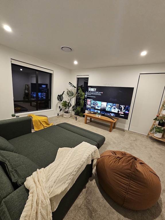 Family Home With Game Zone And Outdoor Fireplace, Sleeps 10. - New Zealand