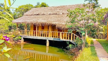 Piscina externa, barracas de cortesia, espreguiçadeiras