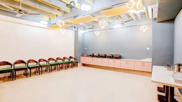 Café da manhã com buffet todos os dias (INR 300 por pessoa)