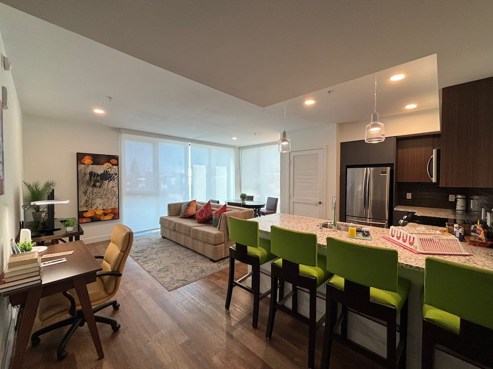 Dream Escape With Great Rooftop Views - Inglewood, CA