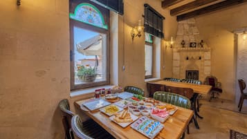 Pequeno-almoço tipo buffet diário incluído