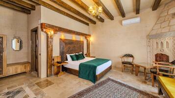 Quarto Superior | Roupa de alta qualidade, minibar, cofre no quarto