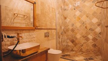 Quarto standard | Banheiro | Secador de cabelo, chinelos, toalhas de banho, sabonete