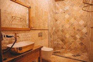 Quarto Standard | Casa de banho | Um secador de cabelo, chinelos, toalhas fornecidas, sabão 
