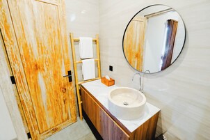 Quarto Superior | Casa de banho | Um polibã, um chuveiro fixo, artigos de higiene pessoal grátis 