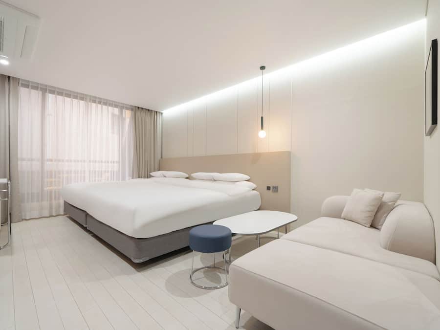 Junior Suite | Roupas de cama premium, edredons de pluma, escrivaninha