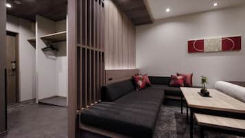 Um interior moderno com sofá em forma de L, uma parede de destaque em madeira e design minimalista.