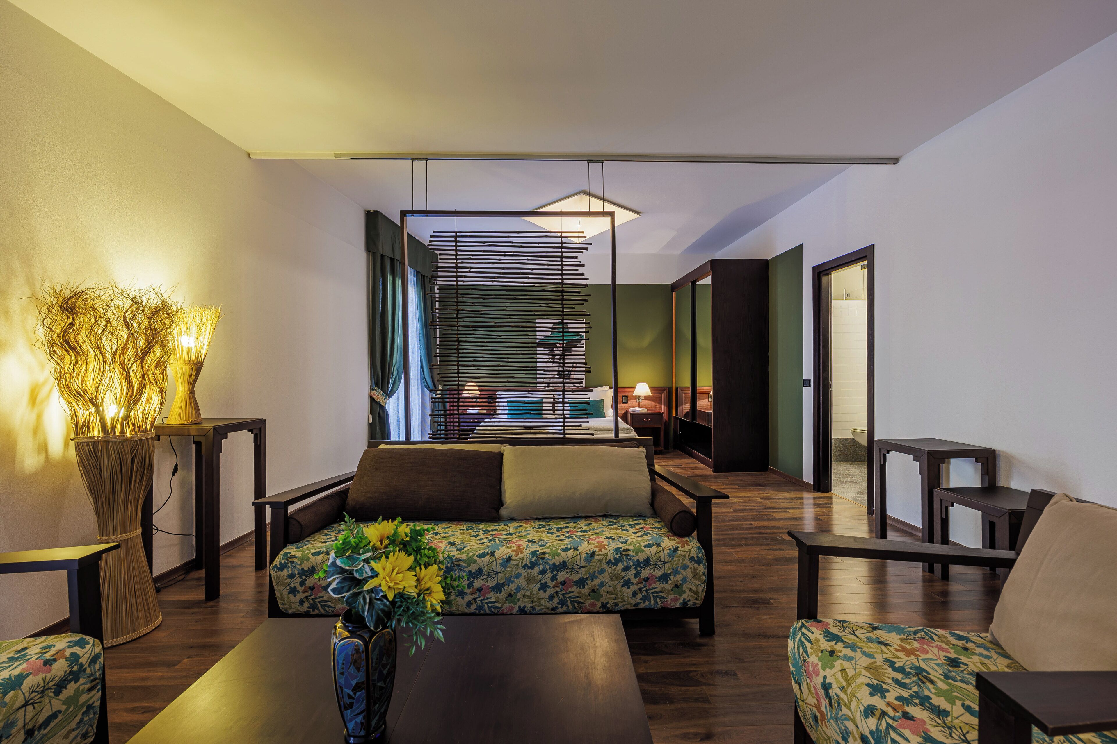 Secretária, secretária adequada para computadores portáteis 