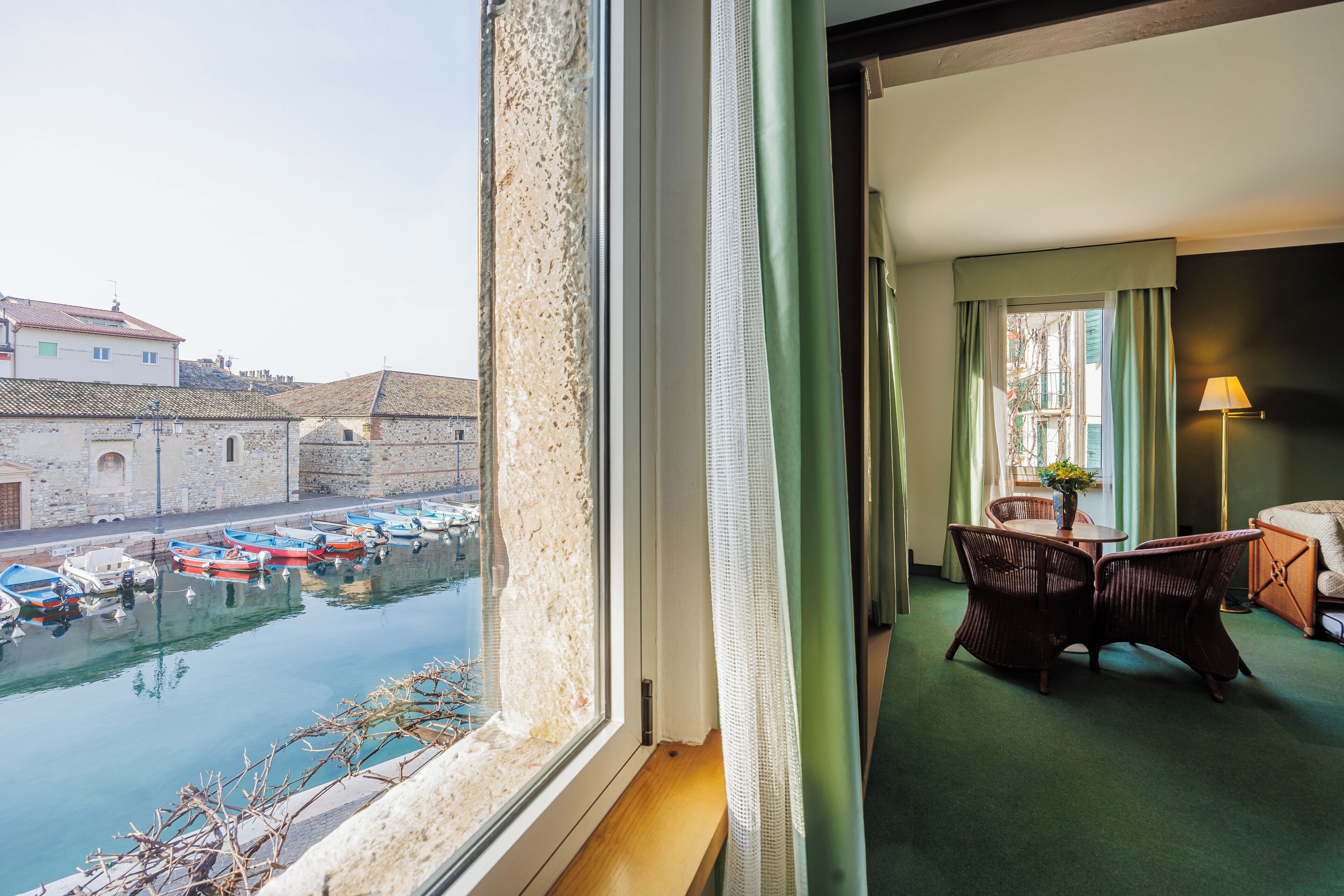 Suite-Estúdio Elite, vista para o lago, junto ao lago | Secretária, secretária adequada para computadores portáteis 