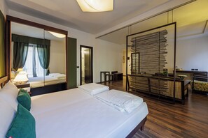 Suite-Estúdio Júnior, varanda | Secretária, secretária adequada para computadores portáteis