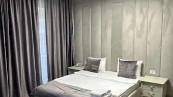 Quarto luxo, vista para a cidade | Roupas de cama premium, frigobar, cofres nos quartos, escrivaninha