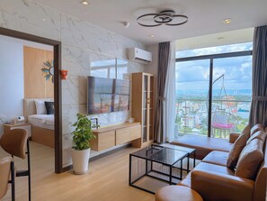 Apartamento de Luxo, 2 quartos, vista para o mar | Sala de estar | Smart TV de 48 polegadas com canais via satélite