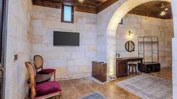 Suite, casa de banho privativa | Sala de estar | Televisor de ecrã plano de 43 polegadas com canais via satélite