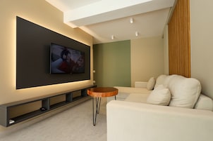 Apartamento de Luxo | Sala de estar | TV de ecrã plano, Netflix, serviços de streaming